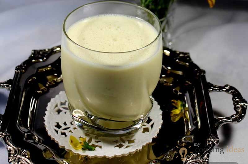 Banana Lassi (Indian refreshing yoghurt drink)